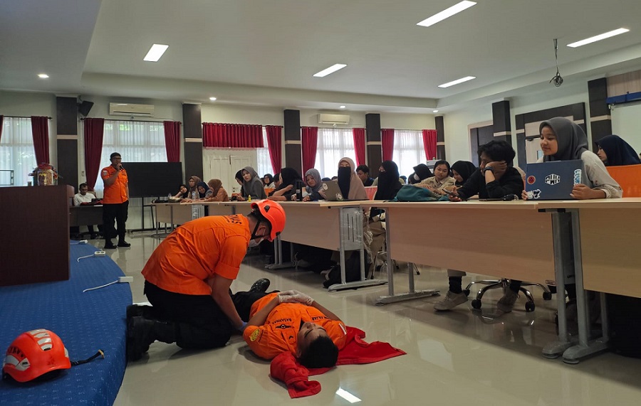 Personel SAR Palu Edukasi Mahasiswa Untad Simulasi Bencana